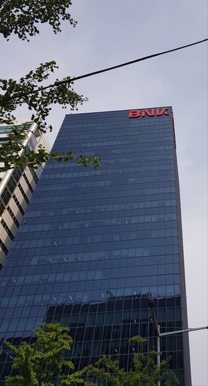 BNK금융, 지난해 당기순익 8027억원…자사주 400억 매입·소각